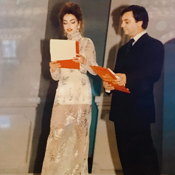 Me fustan transparent e super elegante, ja si dukej Inis Gjoni 22 vite ...